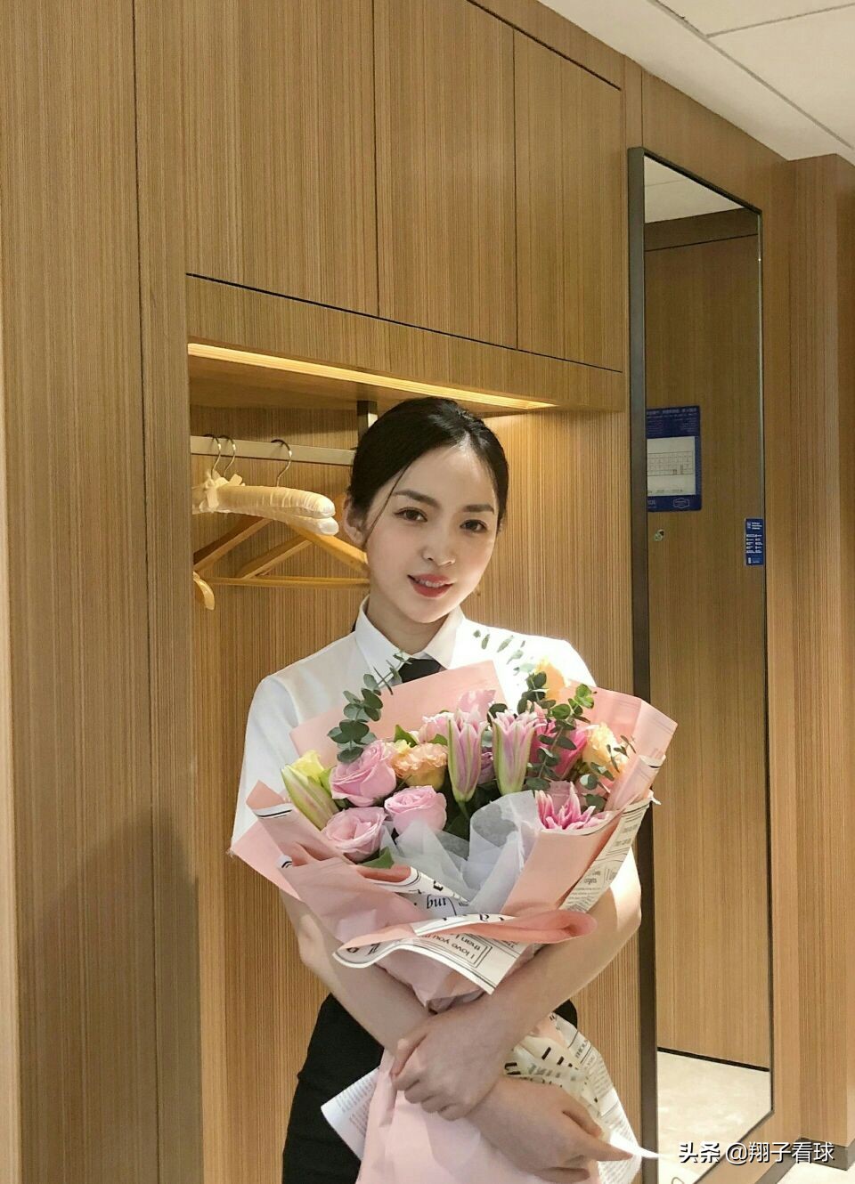 The most beautiful pool referee, Wang Zhongyao, shows off and claims to ...