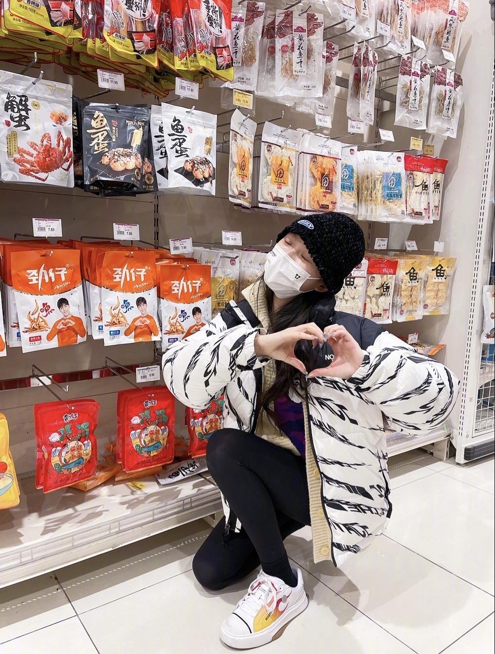 Lin Yun wandered into the supermarket restlessly, flexing his muscles ...