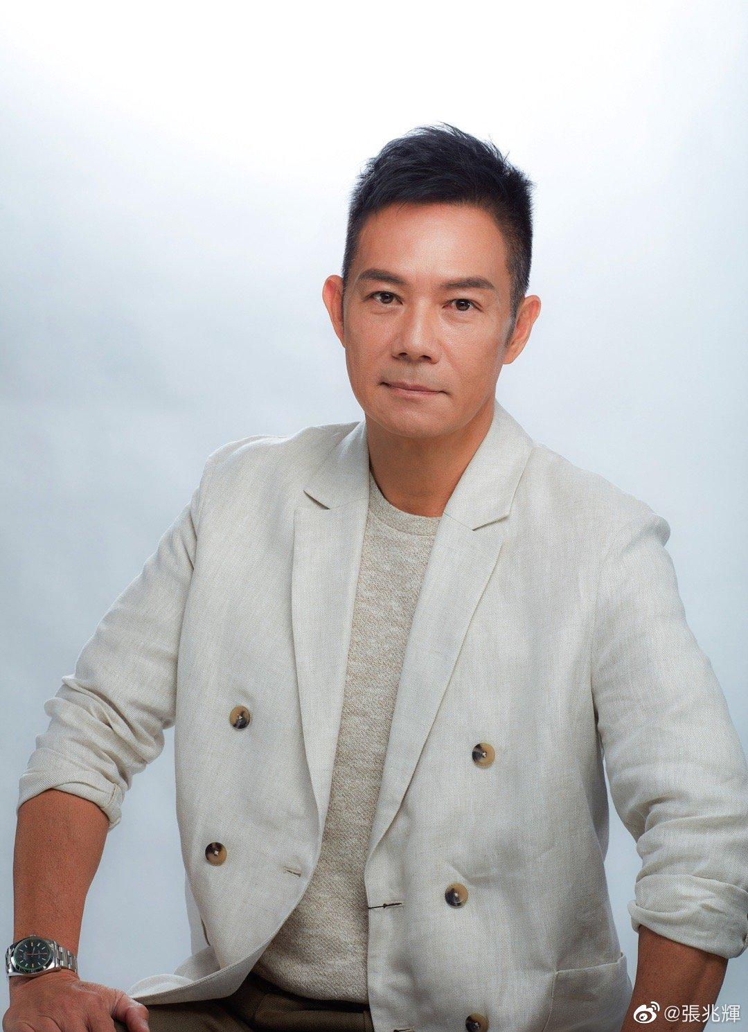 A recent photo of the 58-year-old actor Zhang Zhaohui, laying feet for ...