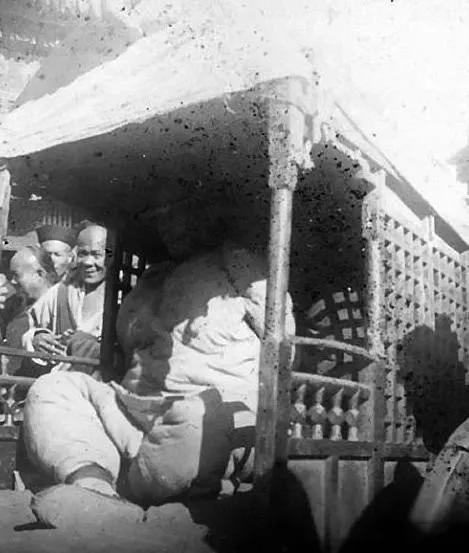 Absolutely rare. Picture 1 is a female gangster who is about to be Ling ...