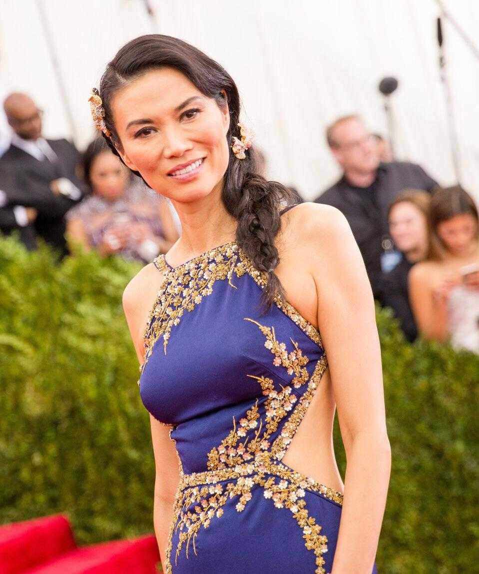 52-year-old Wendi Deng went out this time. The halter dress was exposed ...