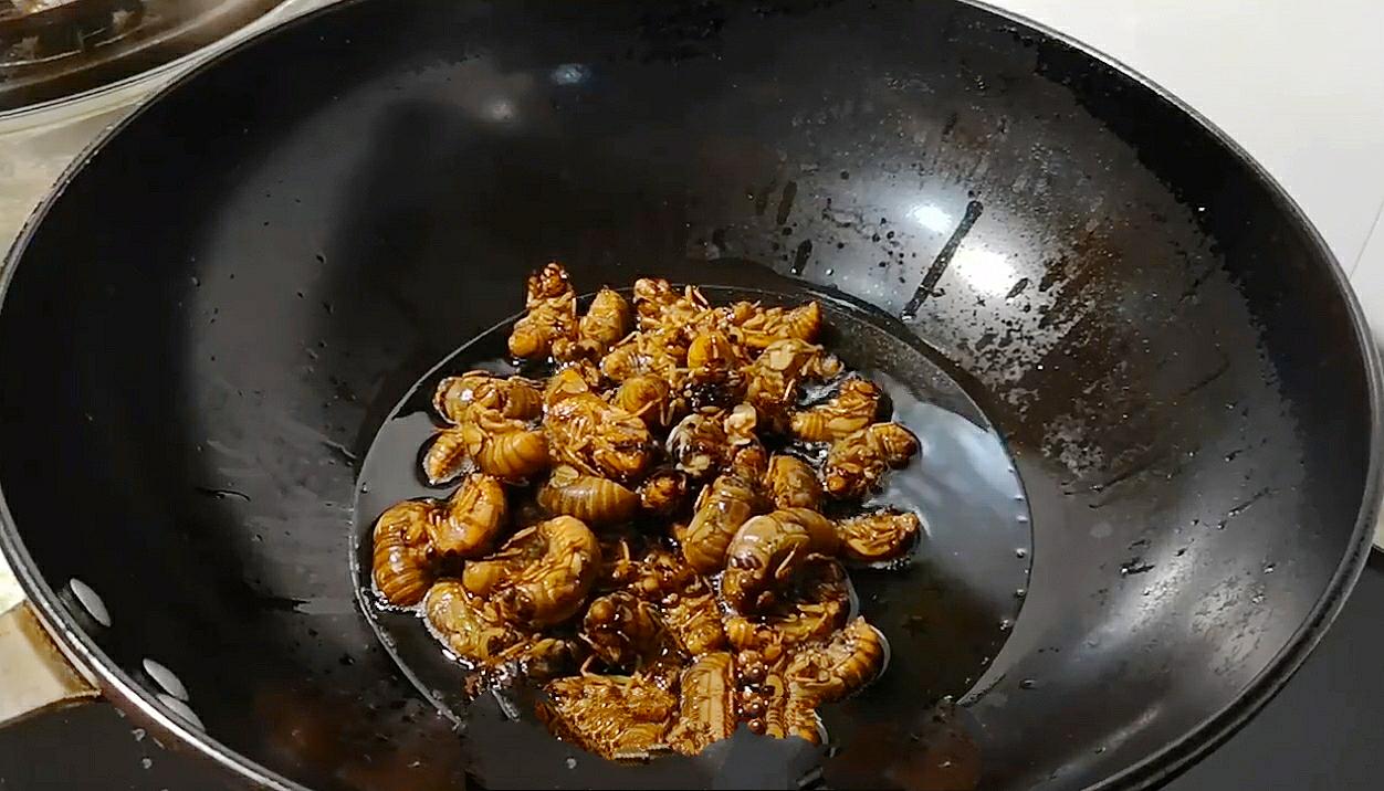 Deep-fried golden cicadas, you will be wrong if you fry them first. I ...