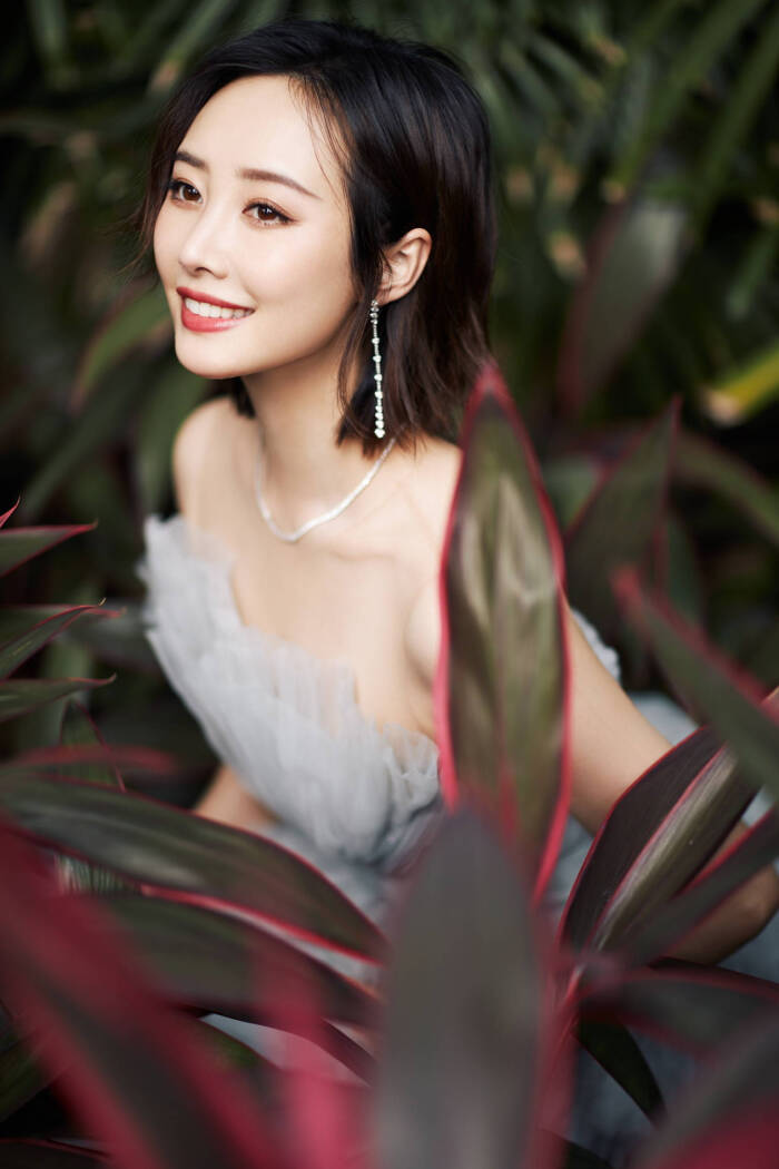 Short hair: Yang Zi, Li Qin, Zhou Dongyu, Zhao Liying, Yang Mi, Gao ...