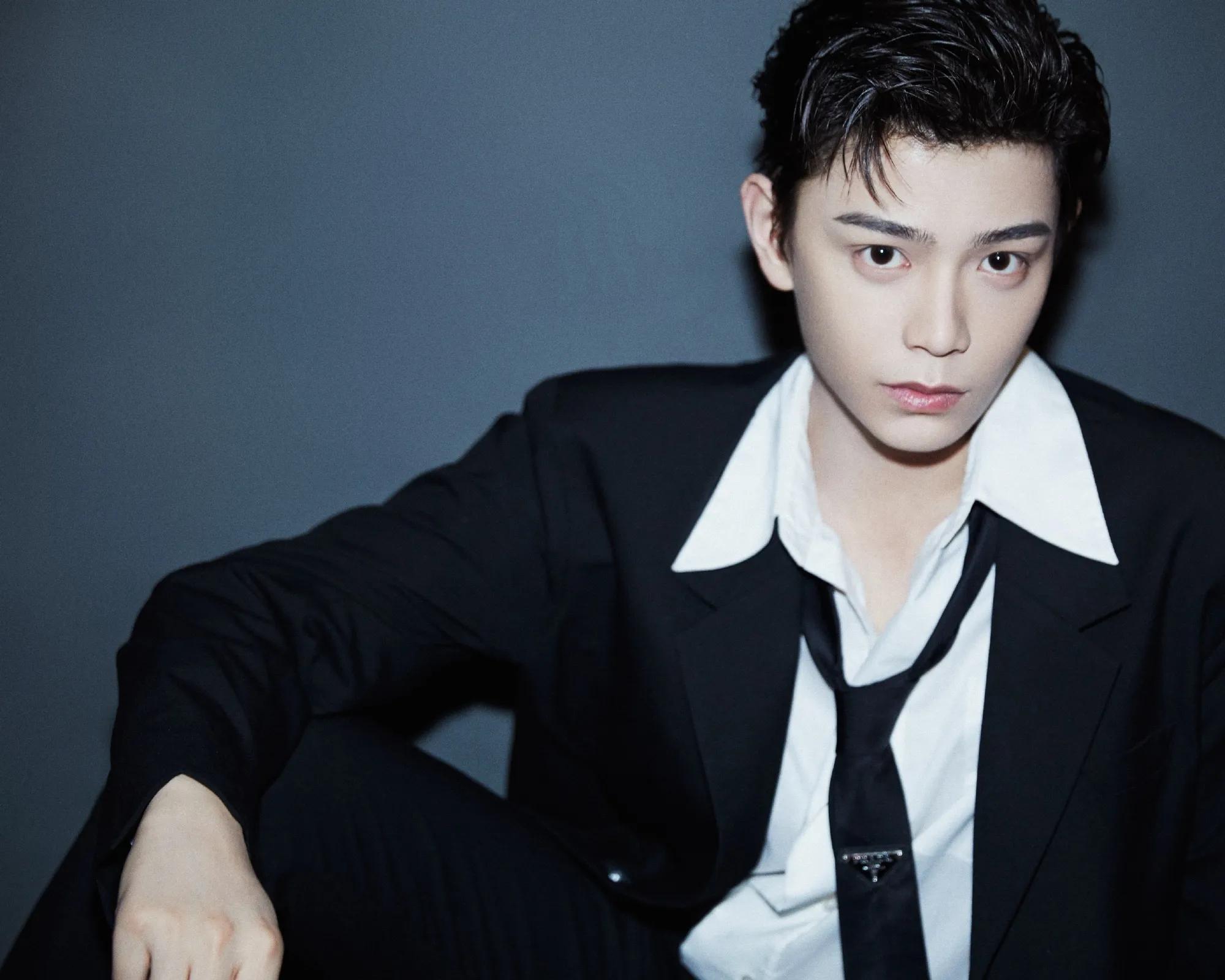 Ding Yuxi black suit + lazy shirt, sunglasses are really the finishing ...