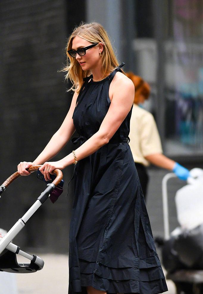 Supermodel Carly Klaus walks out the street with her baby in a ...