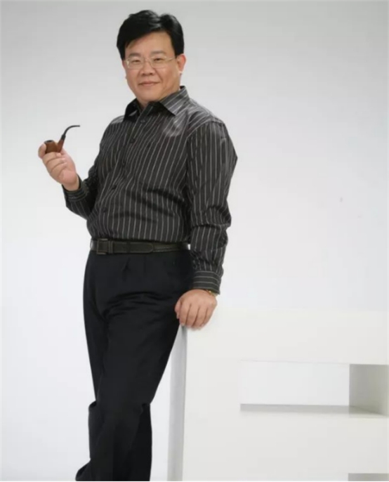 The 60-year-old host, Zheng Da, is now at the age of retirement, but ...