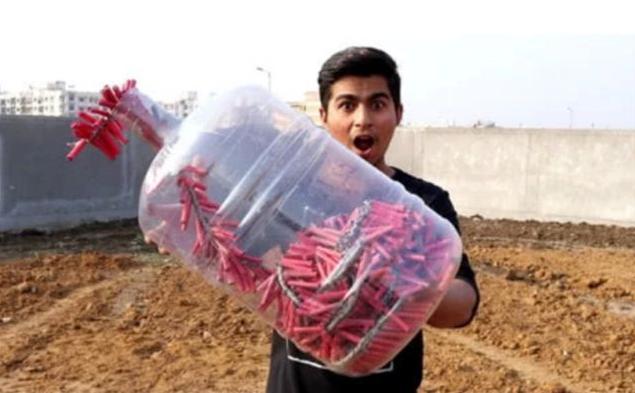 The foreign guy puts firecrackers into the water in his hand, what will ...