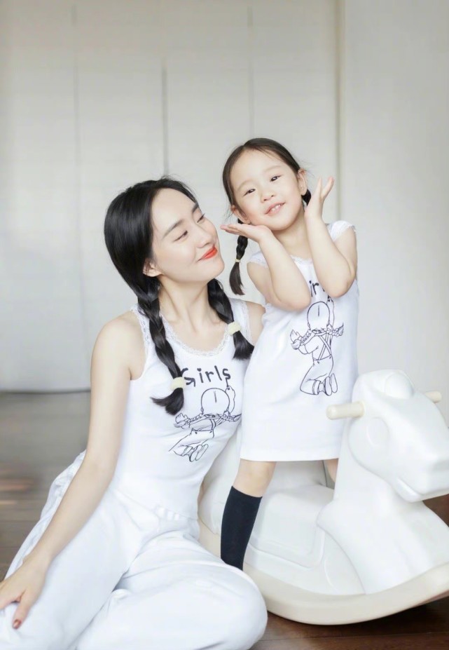 Wang Zhi took his 3-year-old daughter for a photo shoot. She wore a ...