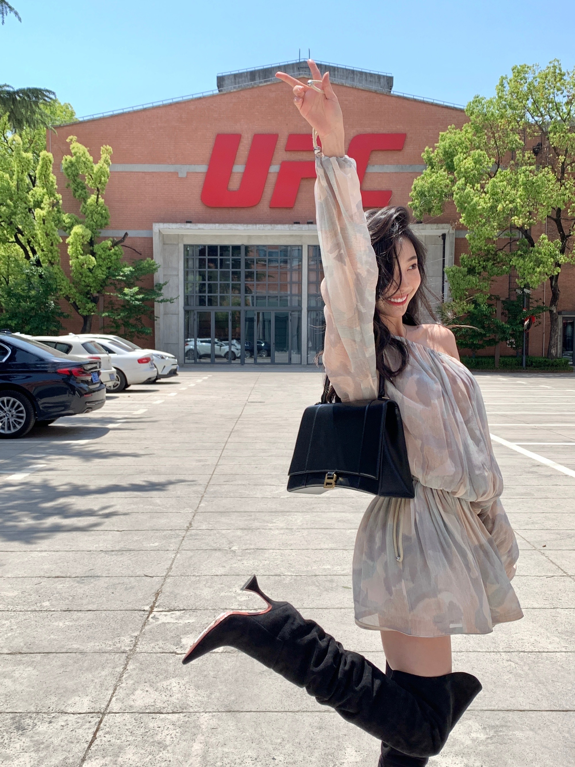 Yi Mengling, the goddess of atmosphere, enjoys colorful rain boots ...