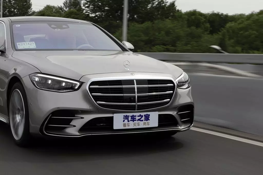 Mercedes-Benz S-Class: 435 horsepower + four-wheel steering, 5 meters ...
