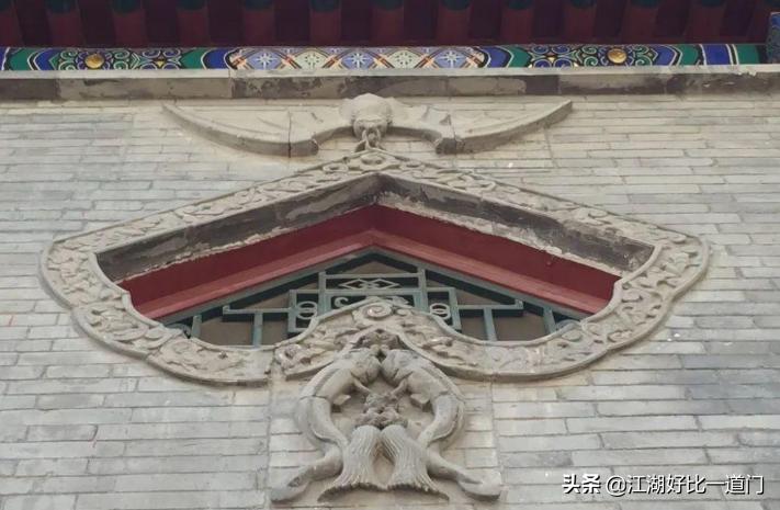Heshen's mansion was engraved with 9,999 bats. In order to make a ...