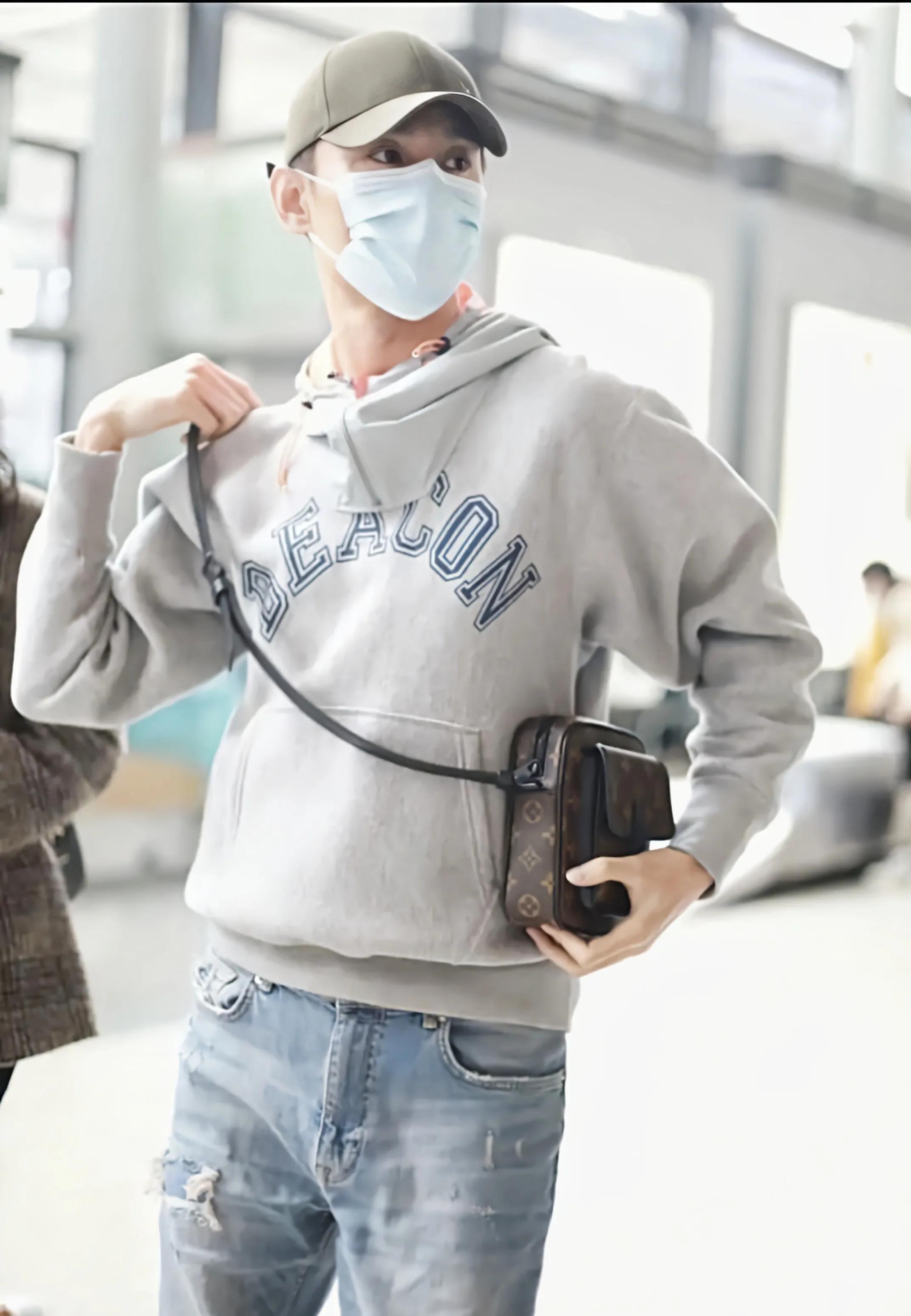 Wang Kai strode to the airport. His long legs are very eye-catching. He ...