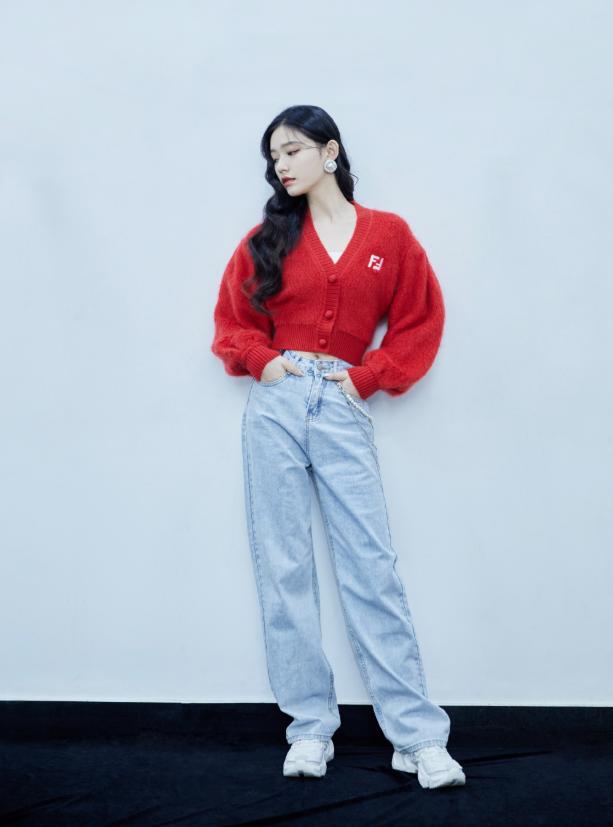 Lin Yun's legs are really too thin!She has to go around three times for ...