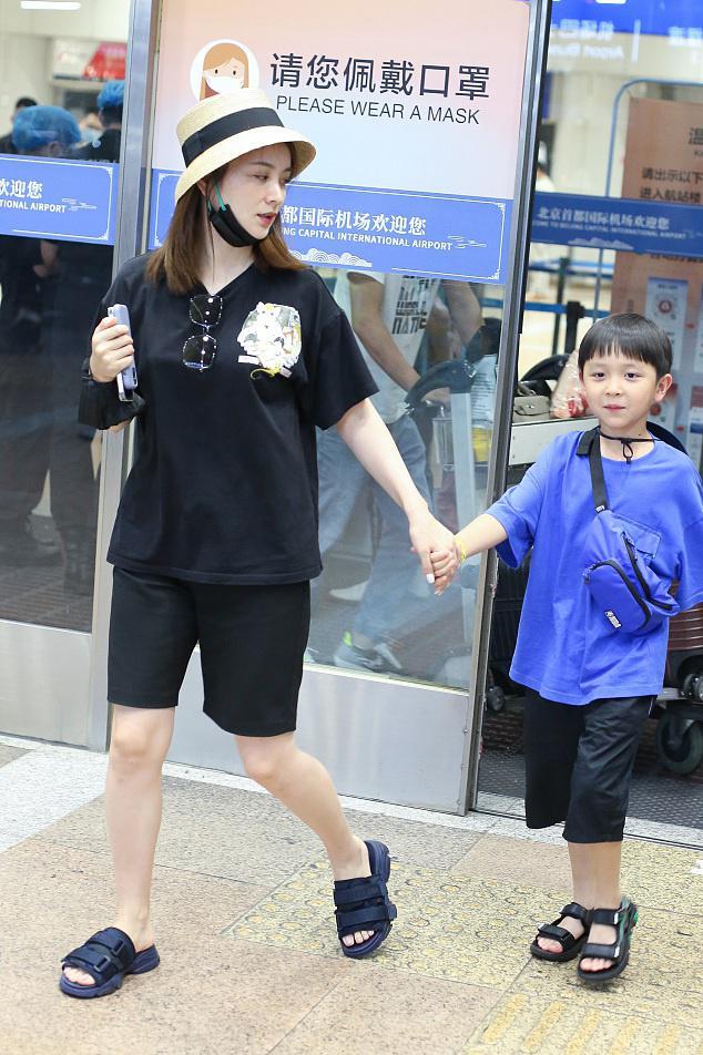 Deng Sha's 8-year-old son, Han, appeared, almost reaching his mother's ...
