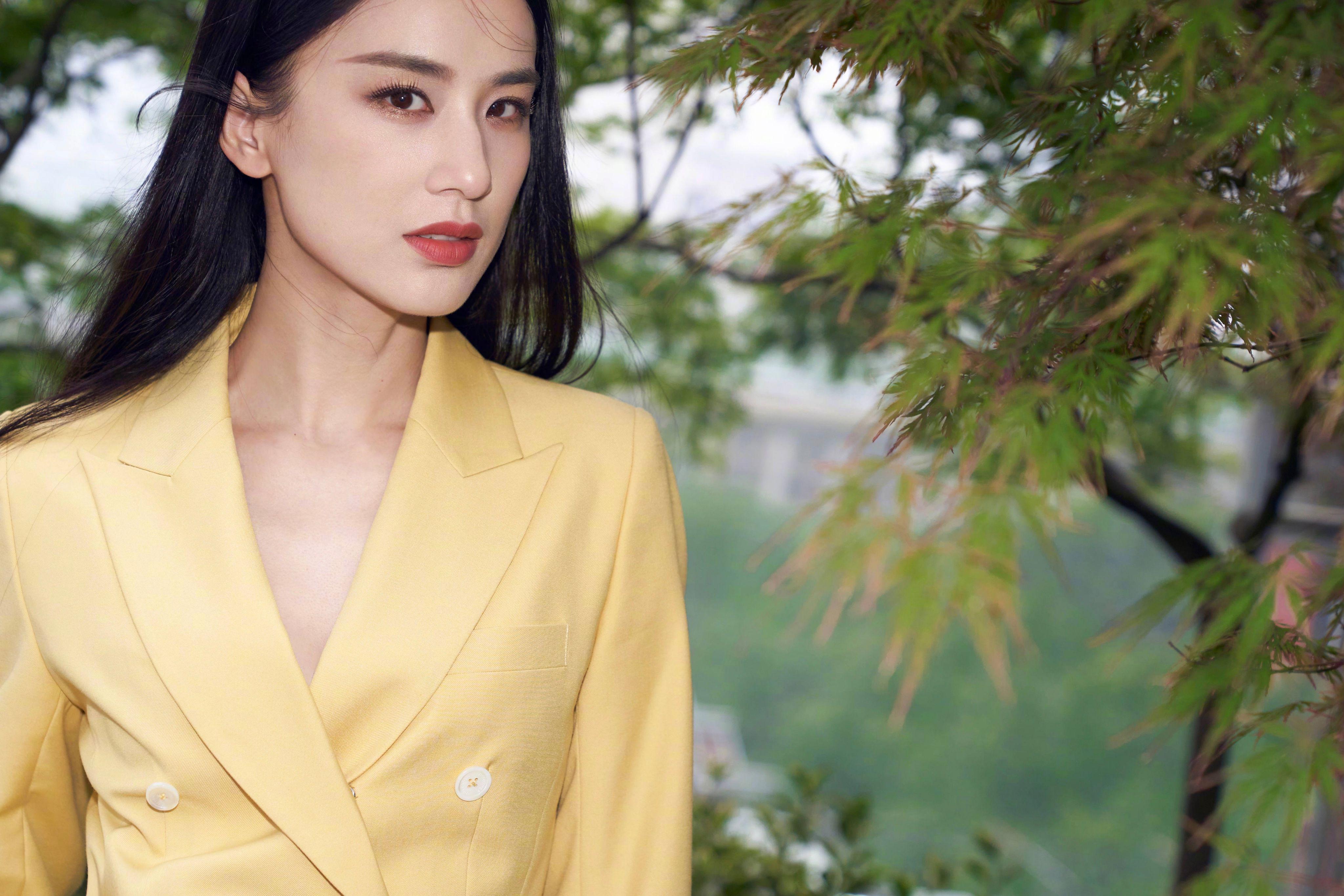 Huang Shengyi deserves to be a wealthy wife, her lace hollow dress is ...