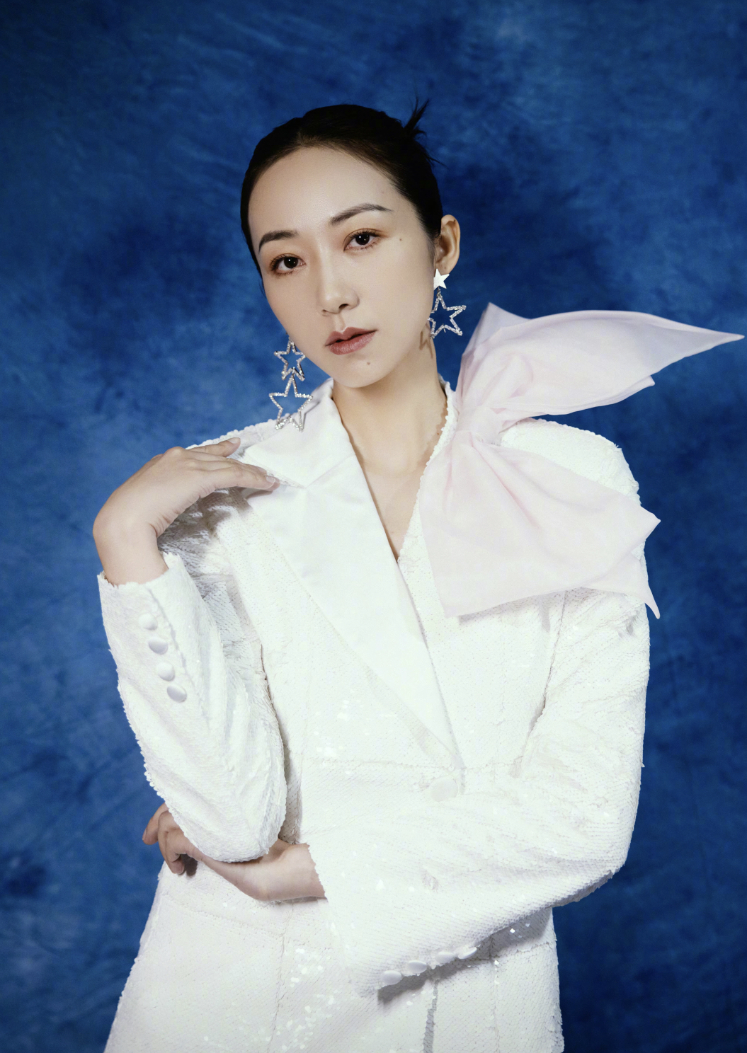 Han Xue's suit is so beautiful and sassy, she has to wear a bow on her shoulder, and the girl is ...