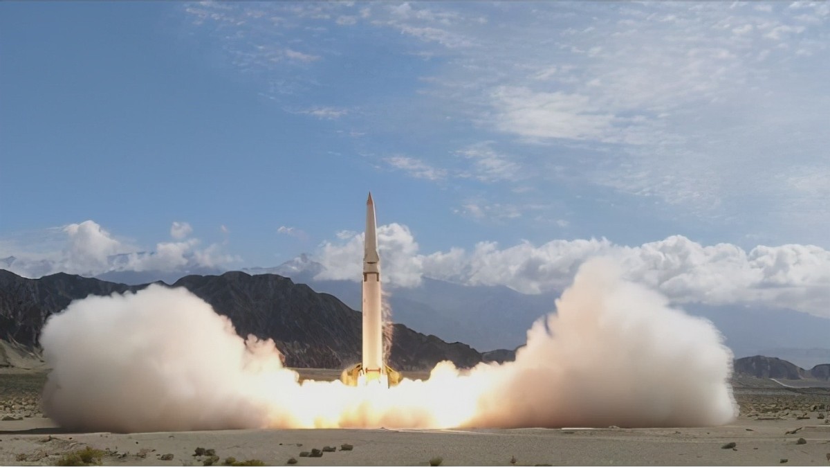 The Rocket Army launched two Dongfeng 15 missiles, hitting targets ...