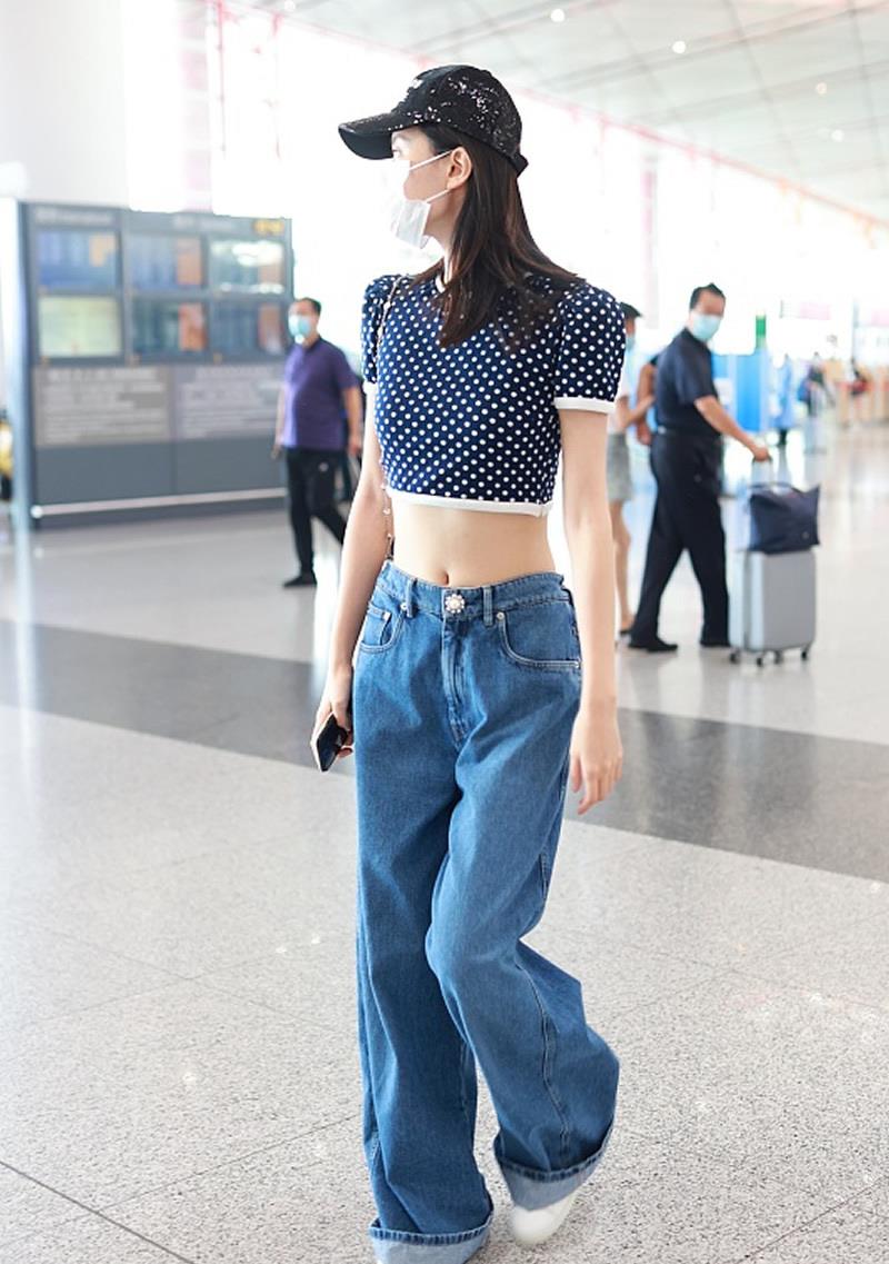 Qiao Xin really knows how to wear it, a black polka dot waistless T ...