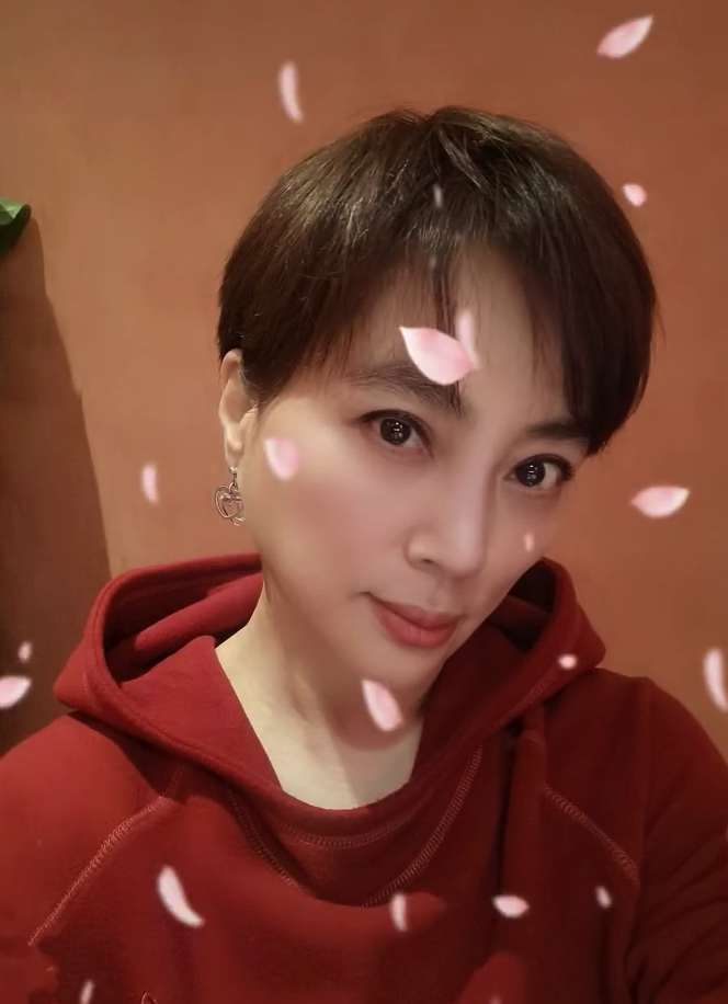 Li Lingyu, the Queen of Sweet Songs, is skinny? The cheekbones protrude ...