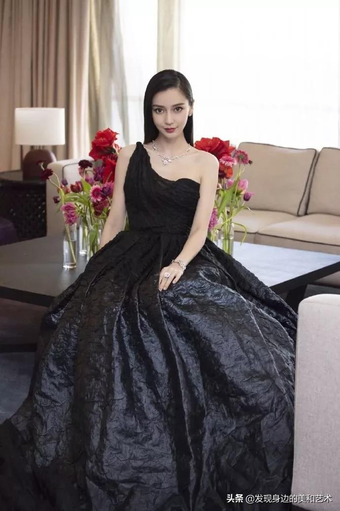 Angelababy's long-haired shawl has fair skin and is wearing a black ...