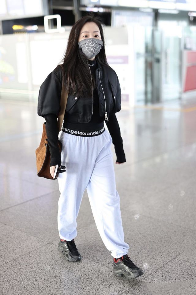 Zhang Yuying is too big! Wearing "leg sleeves" short jacket like a ...