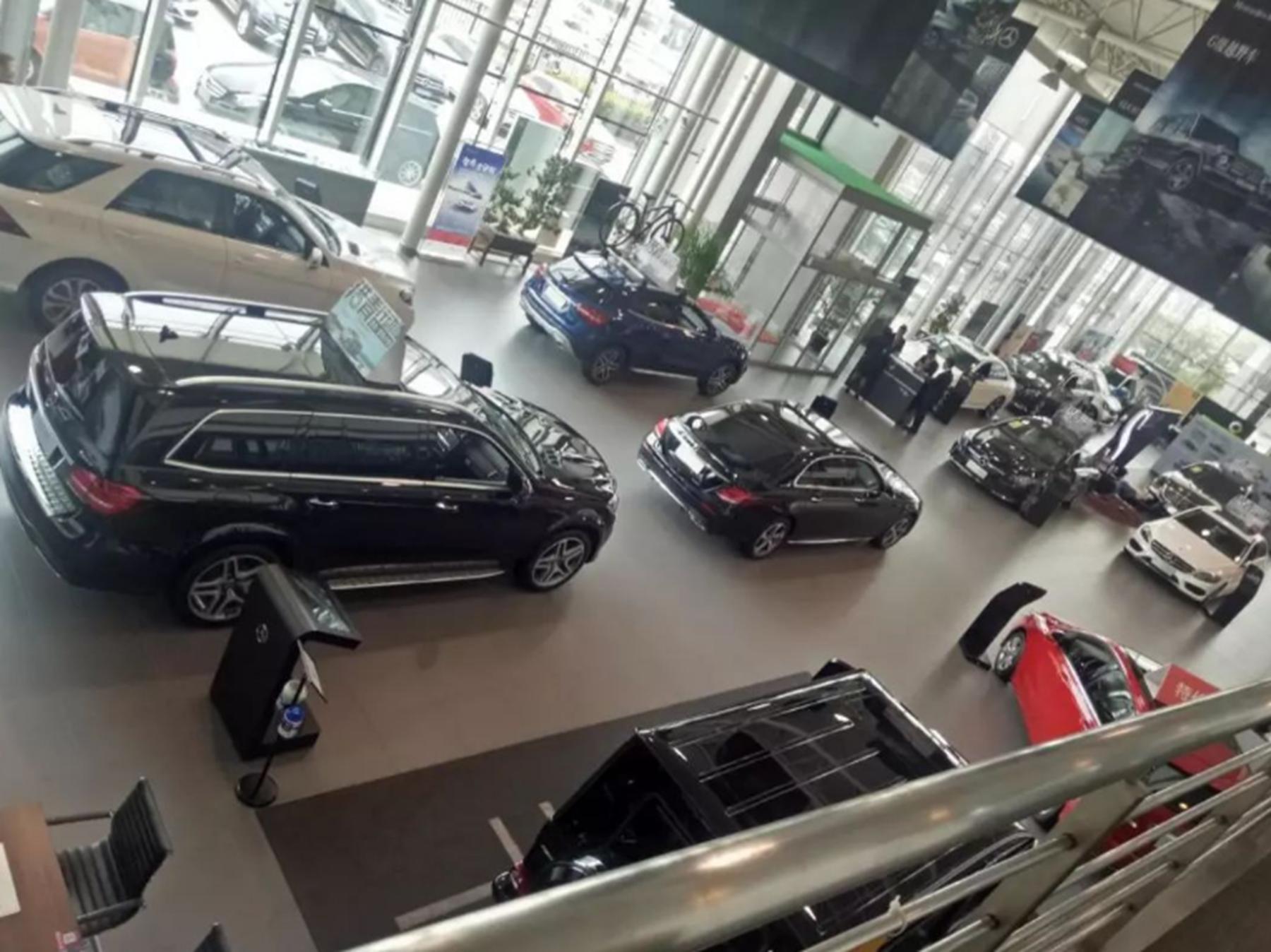 The guy went to the Mercedes-Benz 4S store to buy a car, fancy Mercedes ...