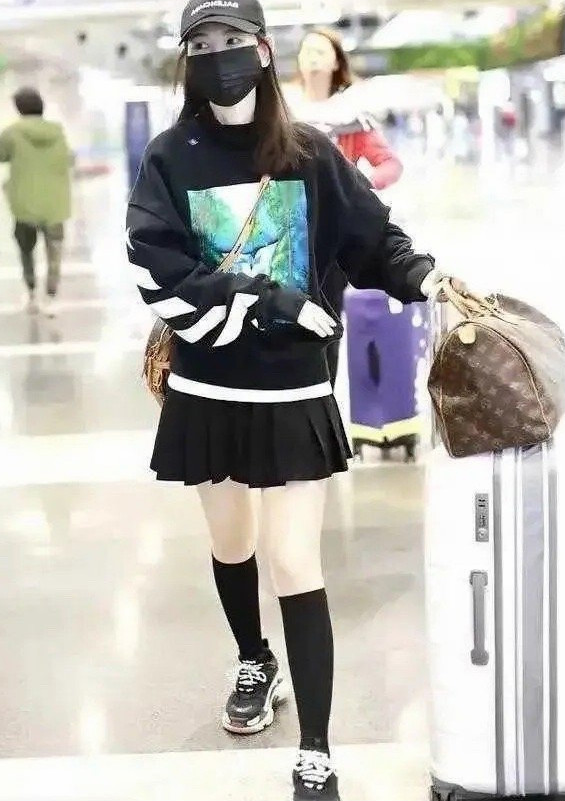 "New rich woman" Ma Rong showed up, Duo Jin dressed luxuriously ...