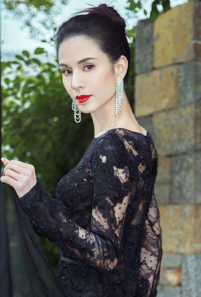 Li Ruotong is wearing a national style cheongsam, 54-year-old is still ...