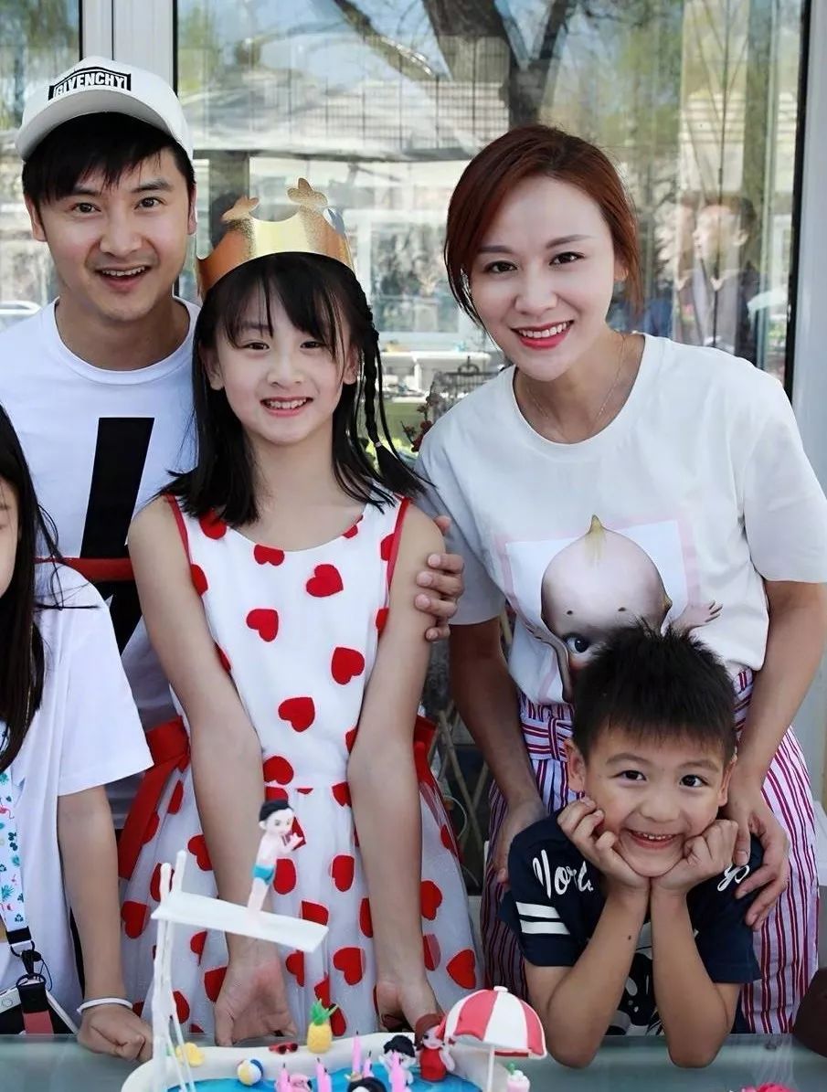 Ye Qian took her 10-year-old son in first class, and Xiao Liangzai fell asleep reading a book ...