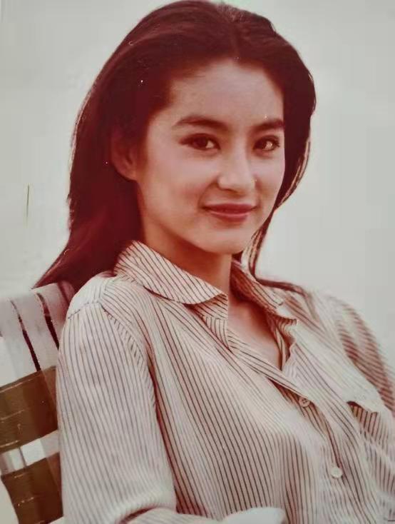Brigitte Lin's 19-year-old uniform photo with short skirt and long legs ...