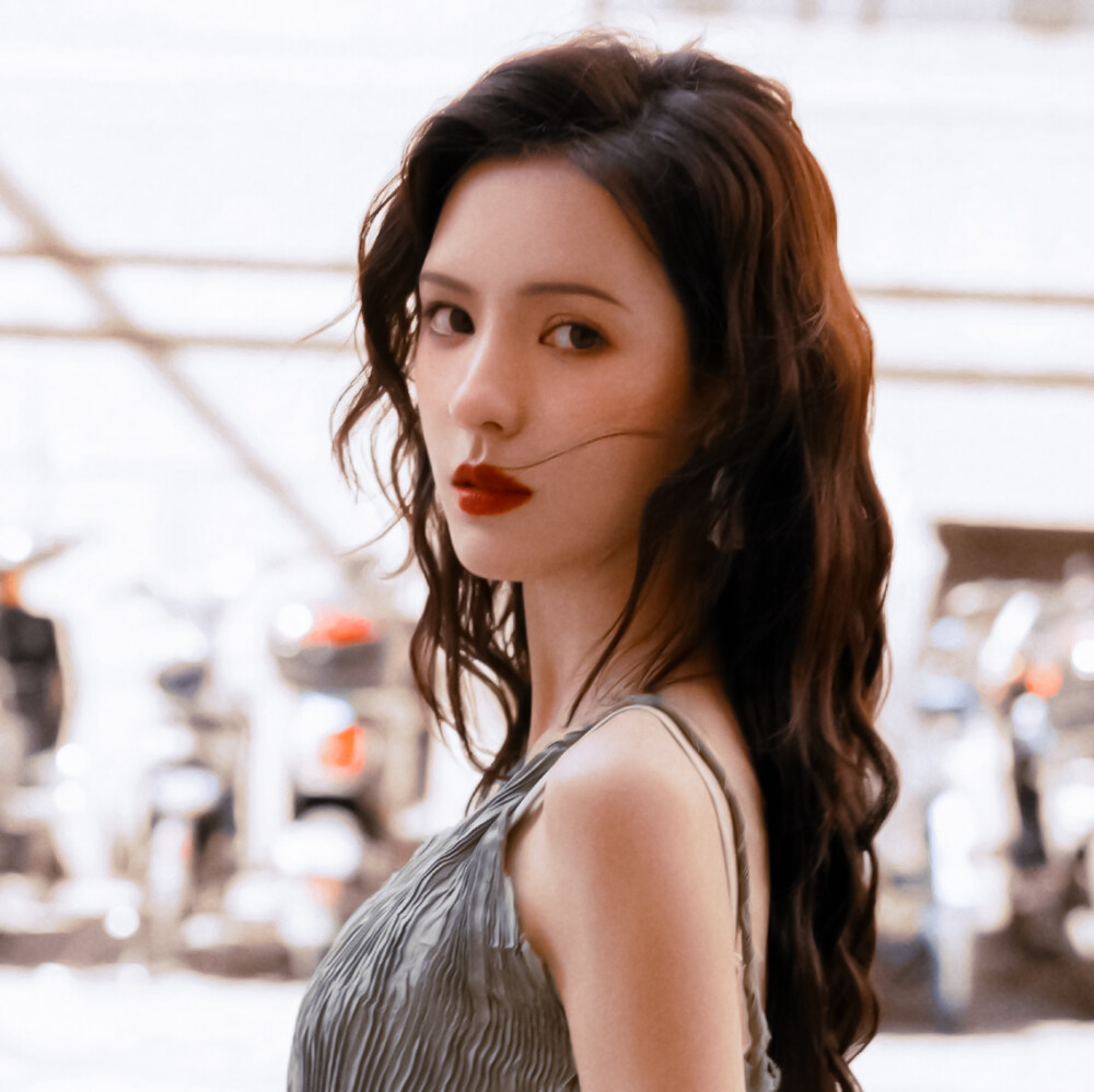 Female celebrities with strong facial features and superior facial ...