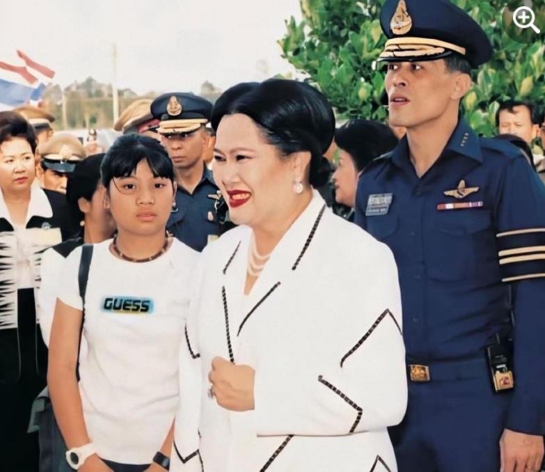 The Thai princess is blessed, because she looks like the Thai king to ...