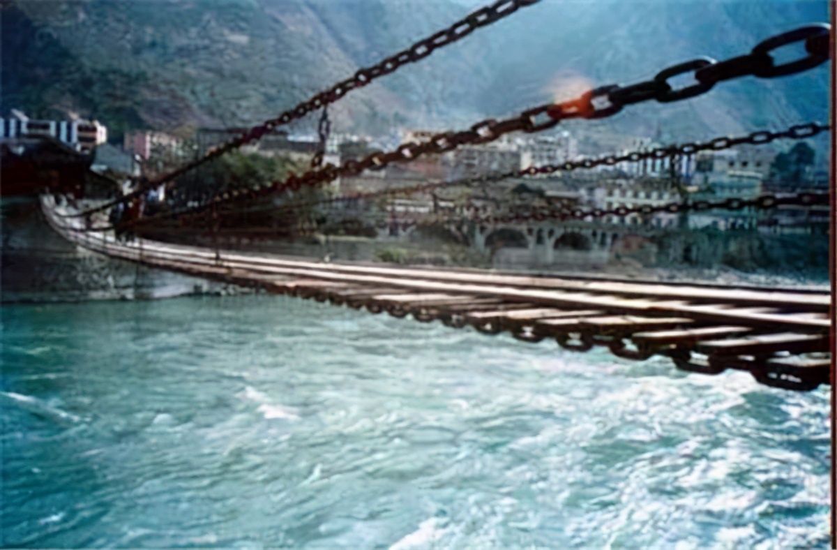 How did the ancients build 40 tons of iron cables on the Dadu River ...
