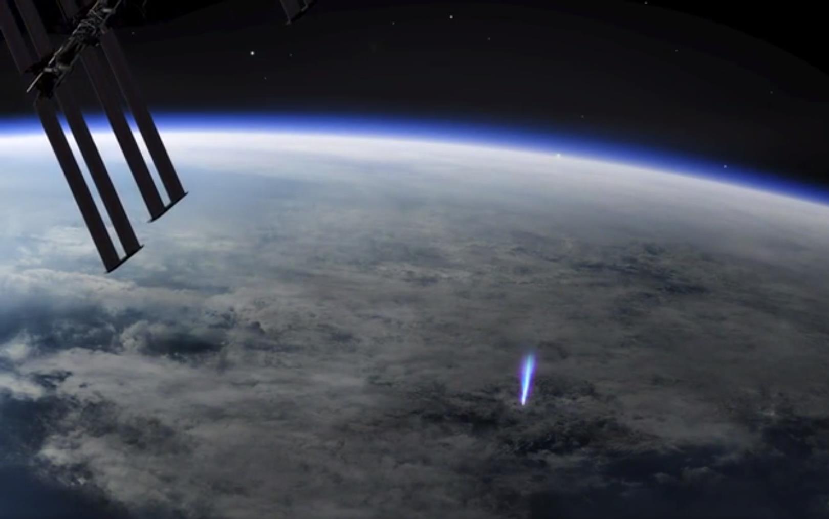 After 5 strong flashes of the earth, a huge "death beam" rushed into ...