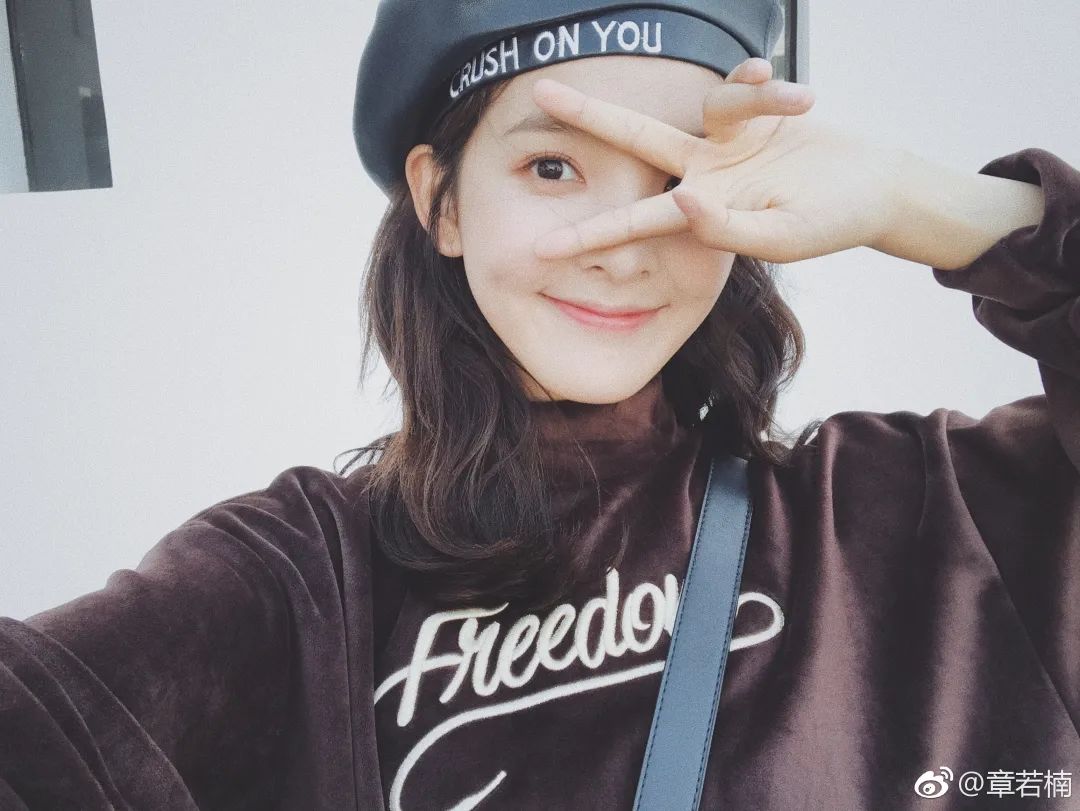 11 selfie poses, scissors hands, hair grabbing, cheek support, face ...