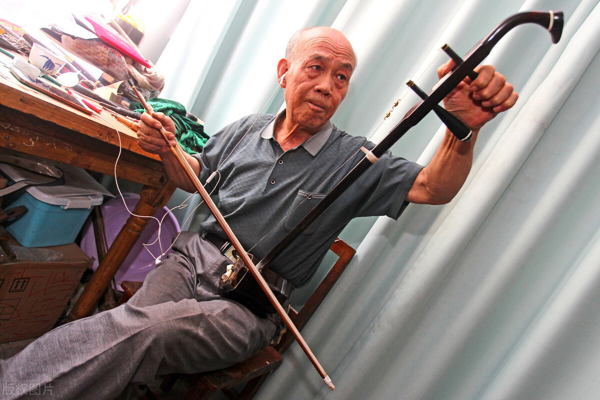 A good timbre is a good erhu teacher. How to choose an erhu? - iNEWS