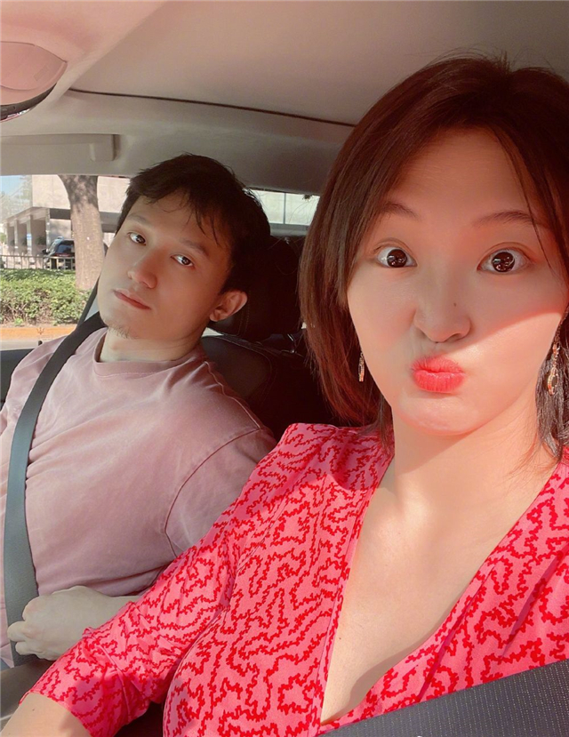 Hui Ruoqi hugs her daughter and kisses her husband!Old Yang smirked ...