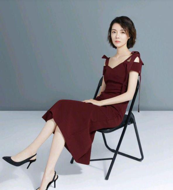Che Xiao's temperament is good to look at, a minimalist outfit is noble ...
