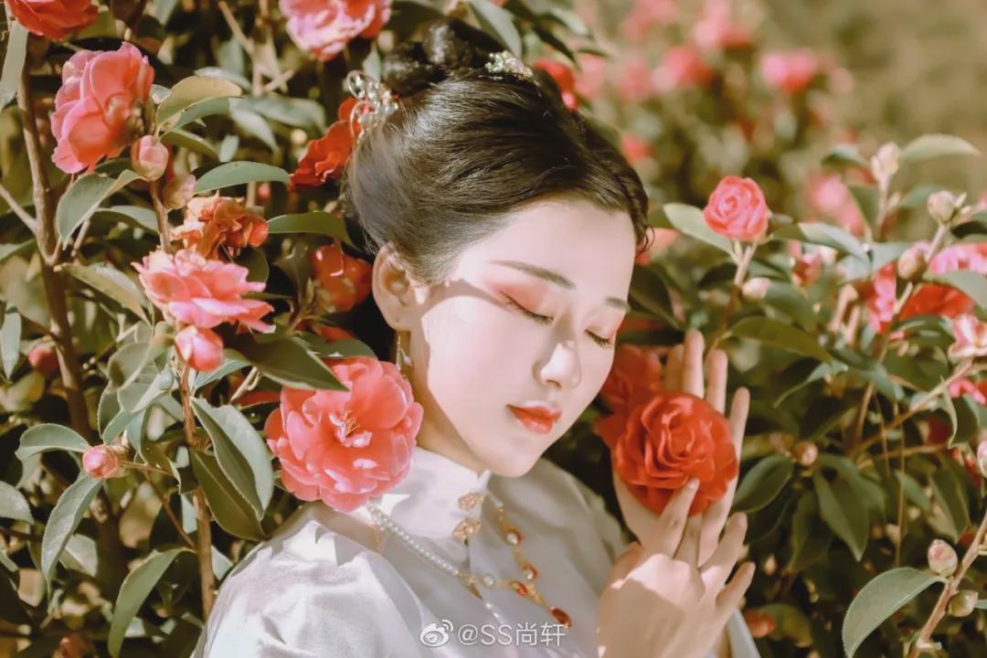 Little Fairy in Hanfu: Spring Return is at the height of flowers - iNEWS