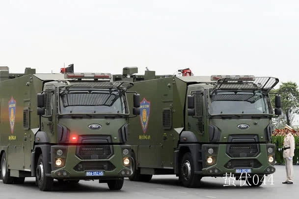Vietnamese mobile police show new anti-riot vehicles - iNEWS