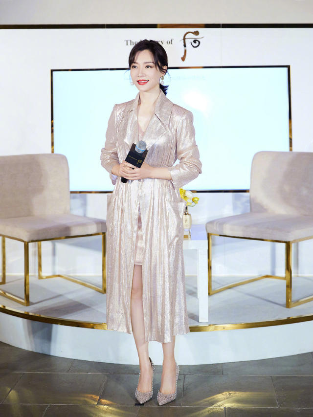 Chen Shu was amazed by Chen Shu, who wore a red dress that was ...