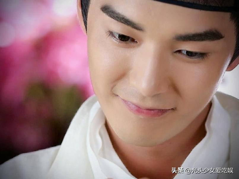 "Face is short" but actually very tall star, the queen is 174 tall ...