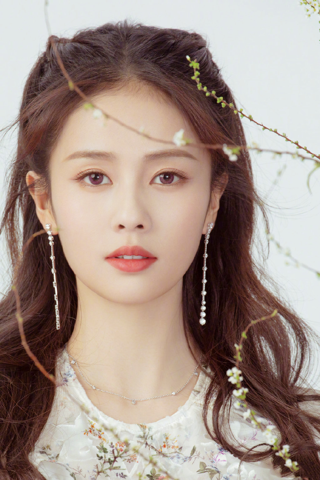 Bailu's gentle stage style, a floral dress is full of freshness and ...