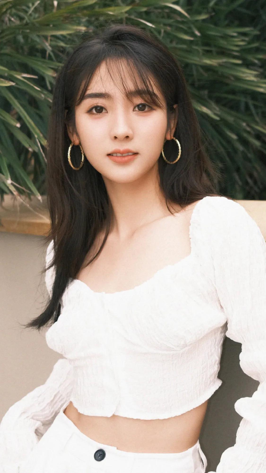 The sweet healing little cute Xing Fei has a sweet smile and a ...