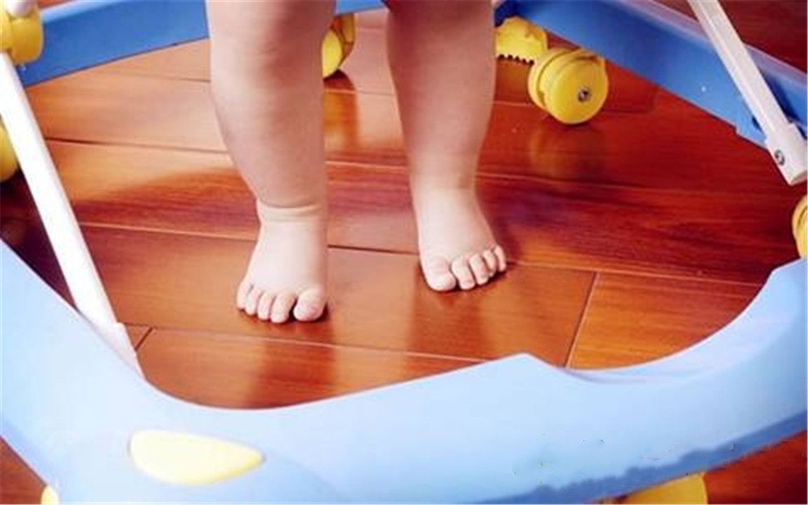 Dad made his own "chicken cage walker". Although the result is funny ...