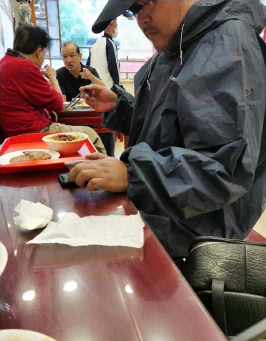 51-year-old Dou Wei appeared in a street shop, dressed weirdly like a ...