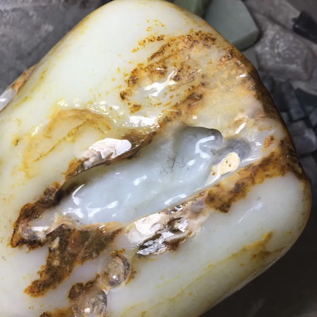 A piece of Xinjiang Hetian jade that is full of gambling, why cut out a ...
