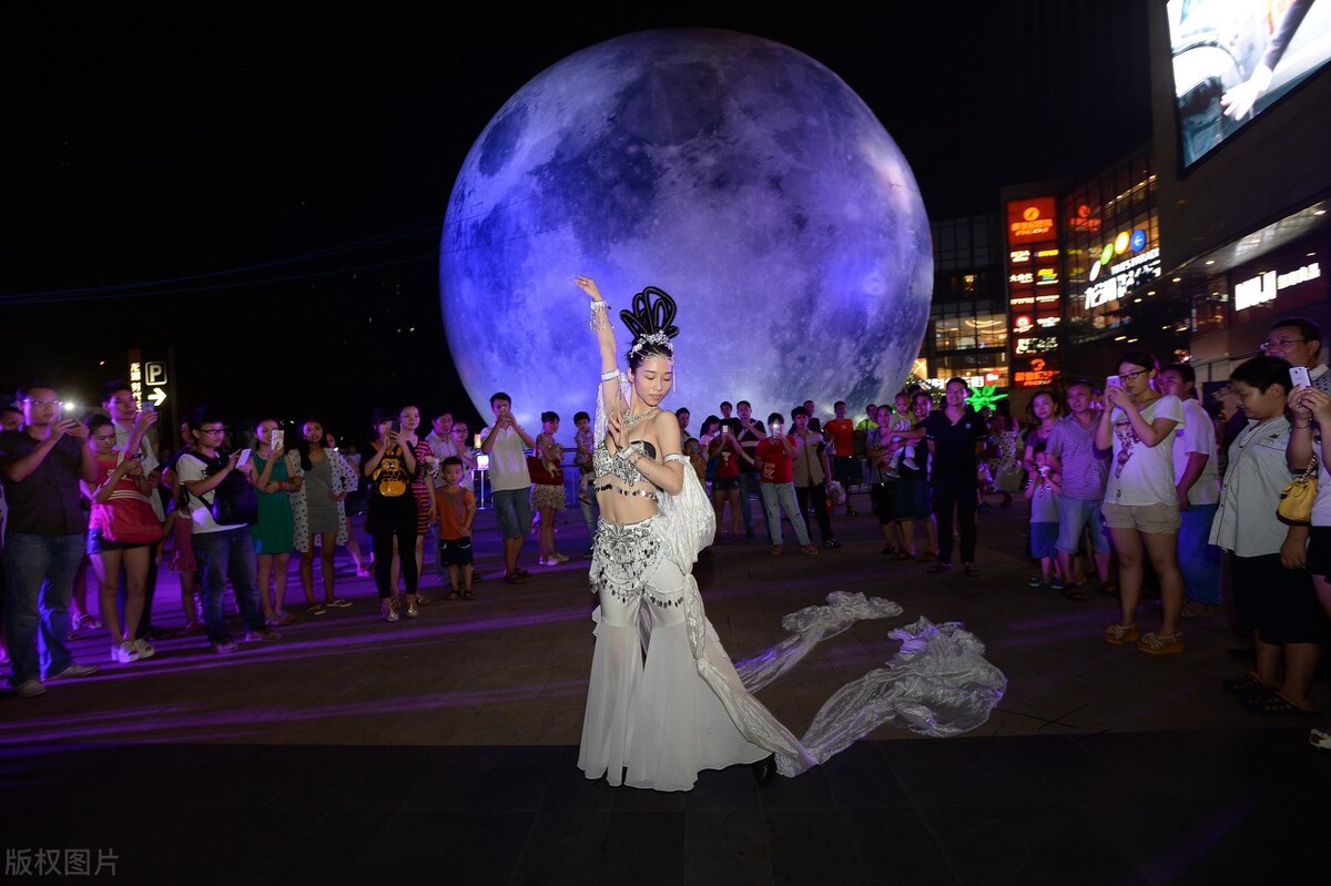 Are the moon worshippers male or female during the Mid-Autumn Festival ...