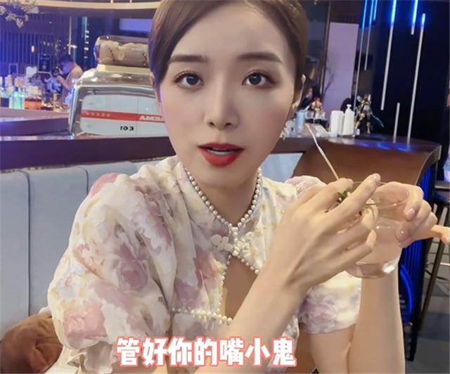 Yu Shuang wears a pearl cheongsam dubbing good luck sister?After saying ...