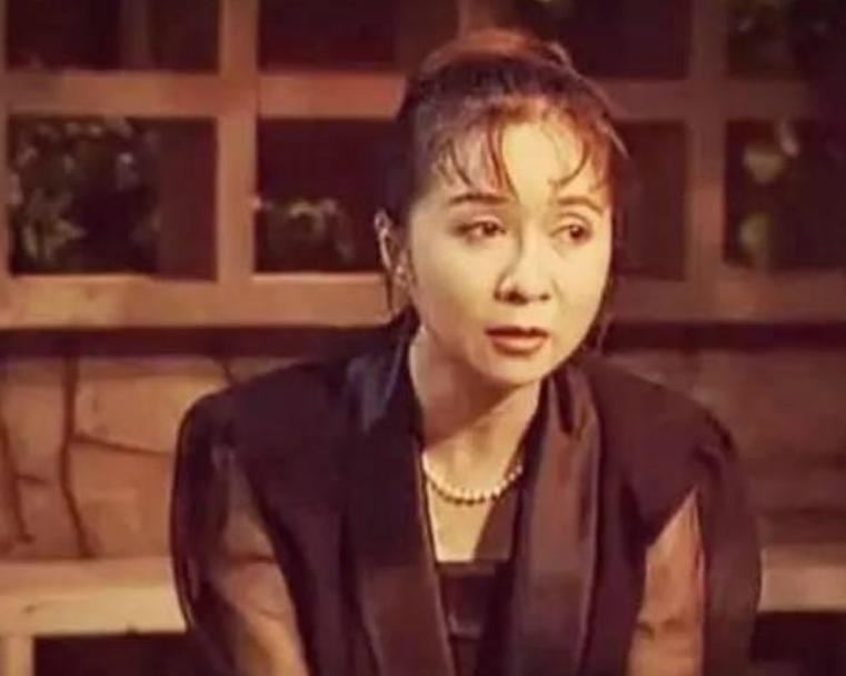 60-year-old Cai Ming: From "Queen of Sketch" to "Falling Altar", where ...